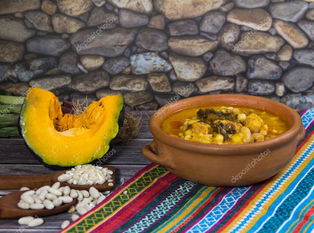 Plato e ingredientes locro del norte, típicos para celebrar los días ...