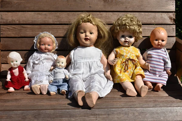 Fotos de Grupo de bonecos, Imagens de Grupo de bonecos sem royalties ...