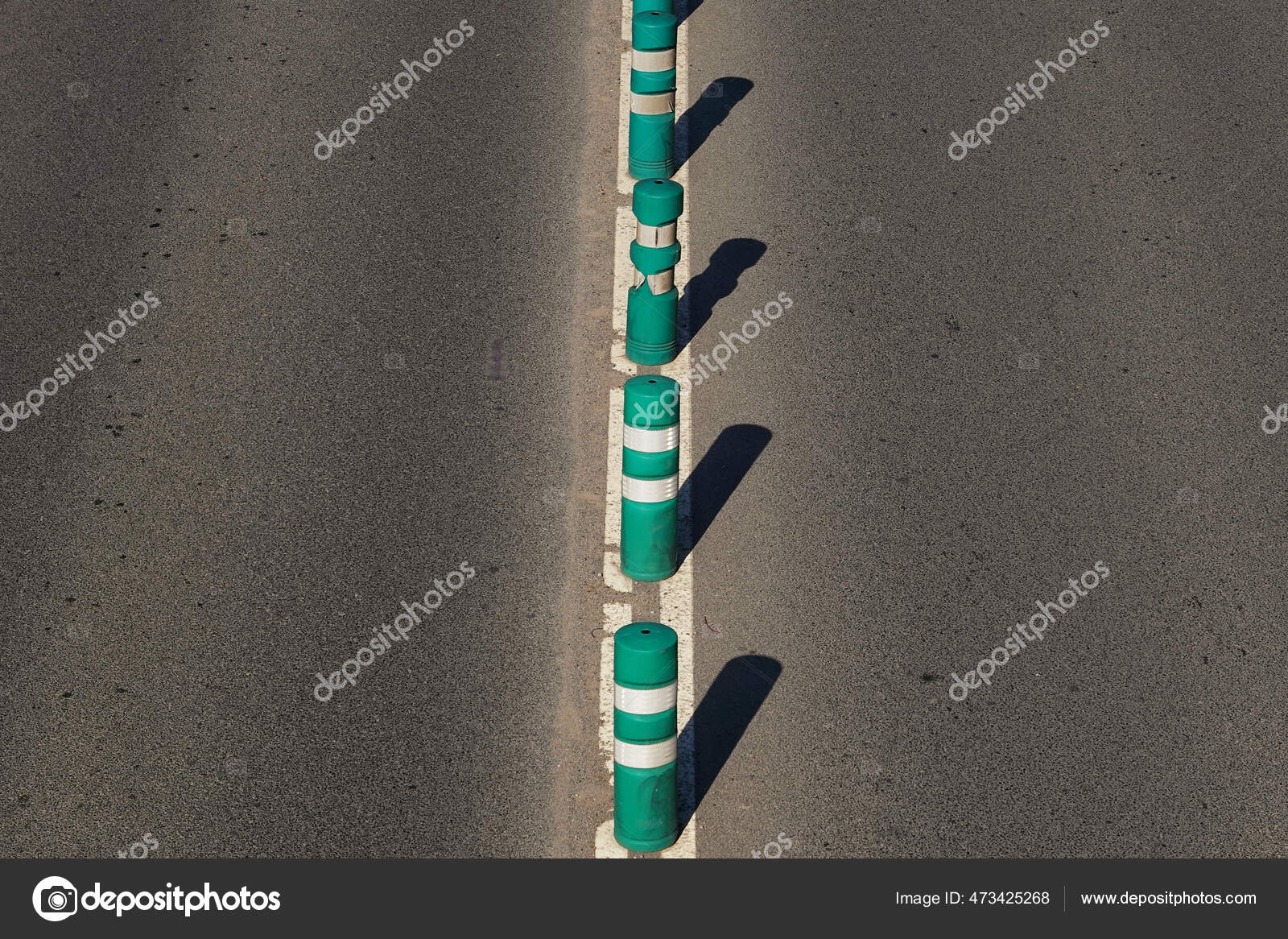 Overhead Shot Roadway Green Plastic Coated Separation Bollards — Stock Photo © Wirestock #473425268
