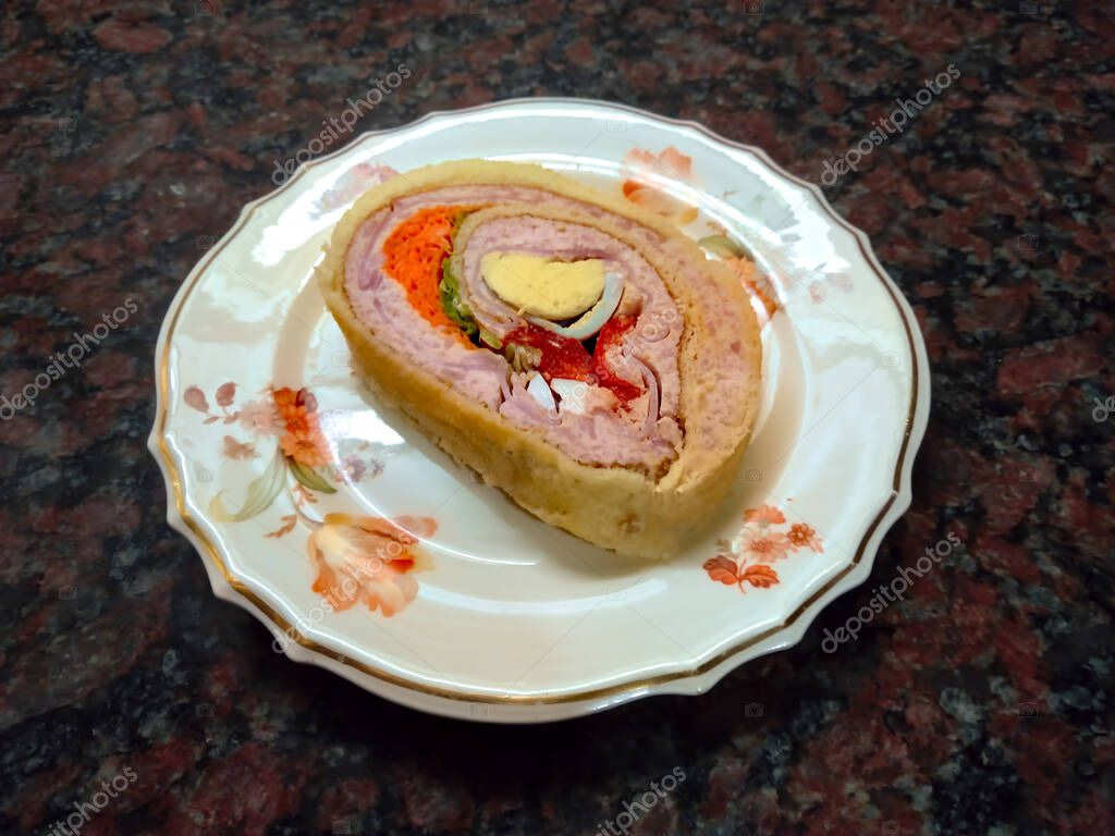 Rollos de Pionono. Pastel de esponja enrollado relleno con huevos ...