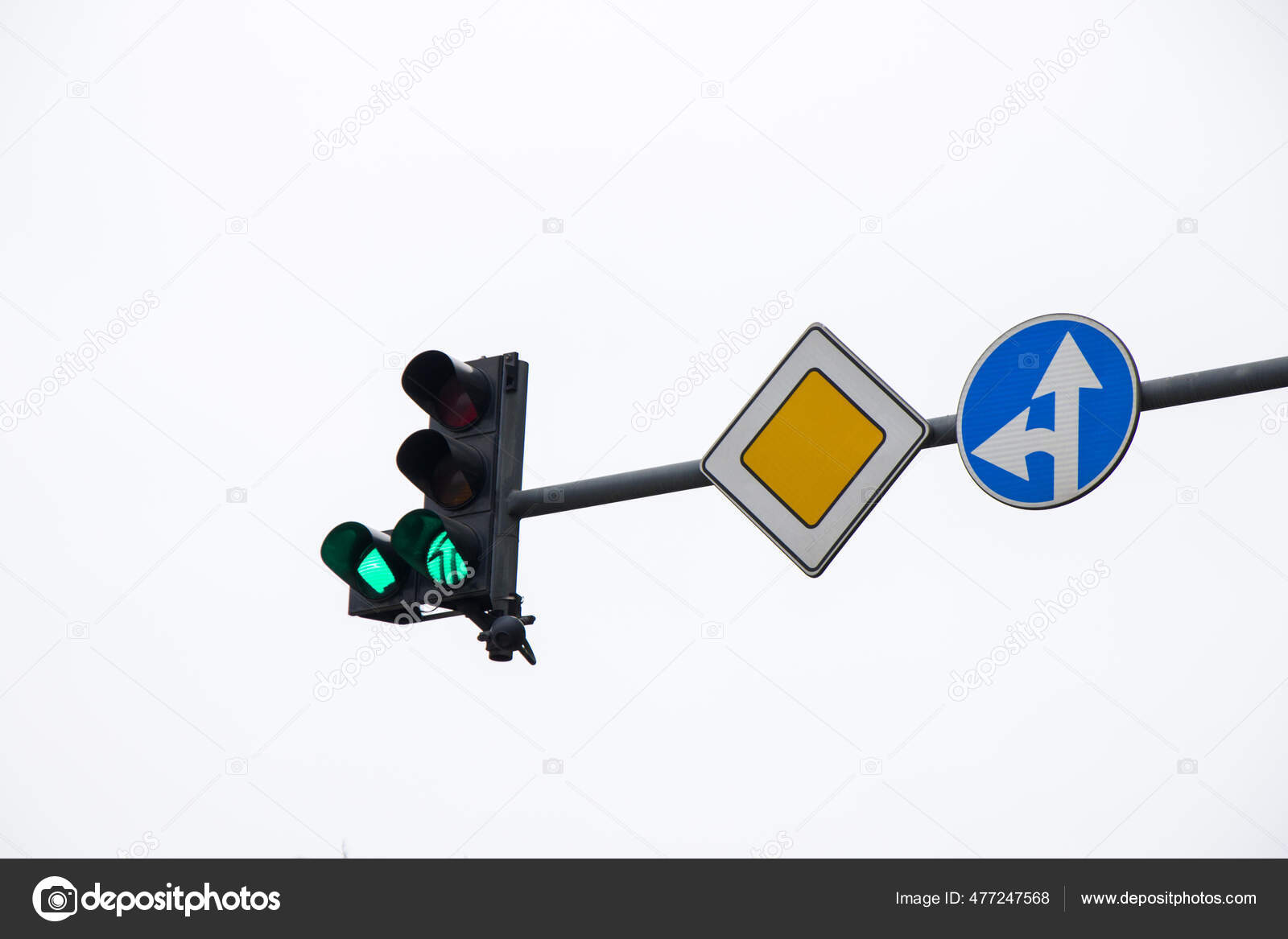 Poste Con Semáforo Señales Tráfico — Foto de stock #477247568 © Wirestock