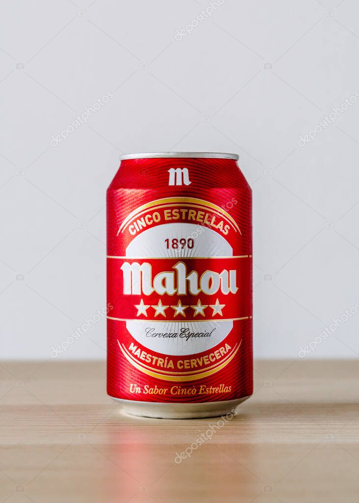MADRID, ESPAÑA - 18-jun-2021: Mahou es una marca española de cervezas ...