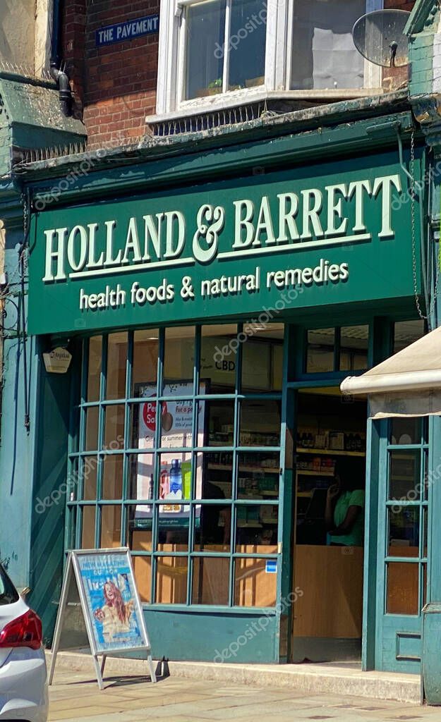 REINO UNIDO - 14 de junio de 2021: Vista en ángulo de la fachada ...