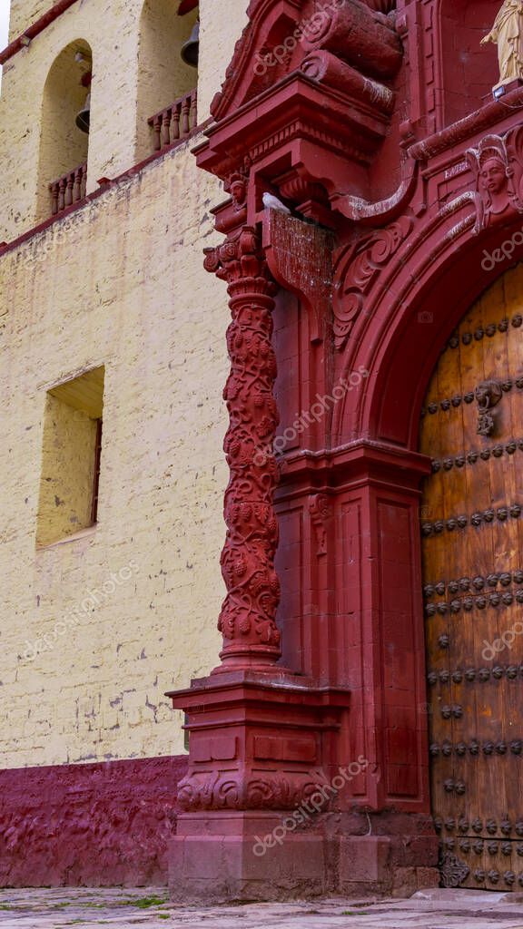 Columna salomónica de estilo barroco en la catedral de la ciudad andina ...