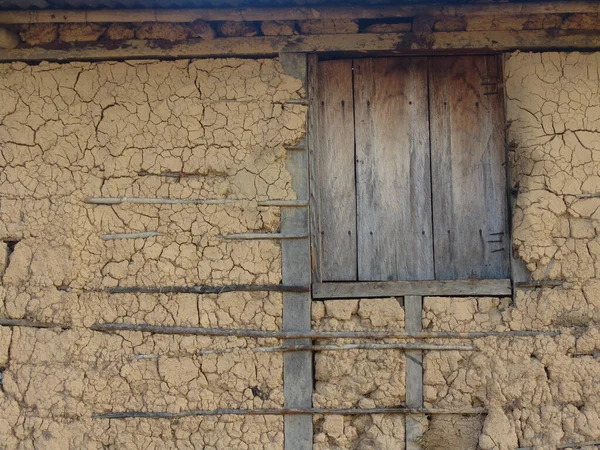 Una casa de pueblo hecha con la técnica Bahareque con palos y barro 2023