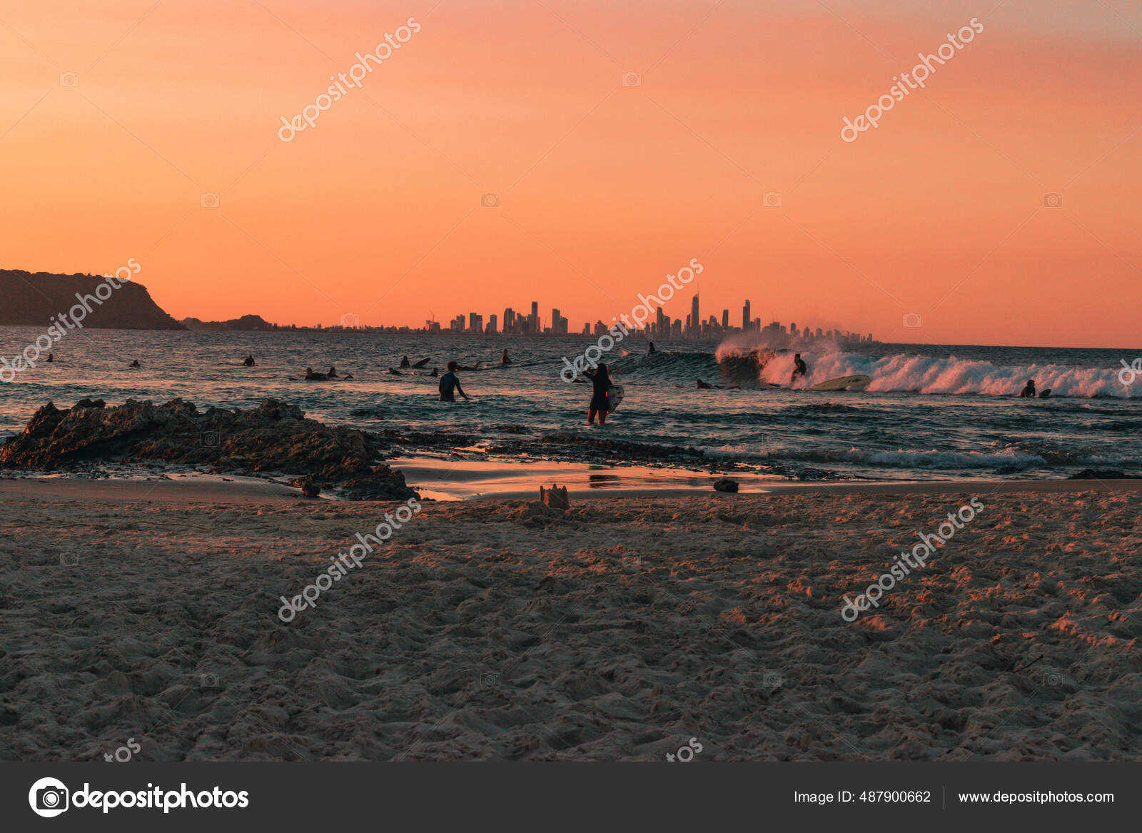 Beautiful Beach Beach Goers Enjoying Waves Orange Sunset Sky — Stock ...