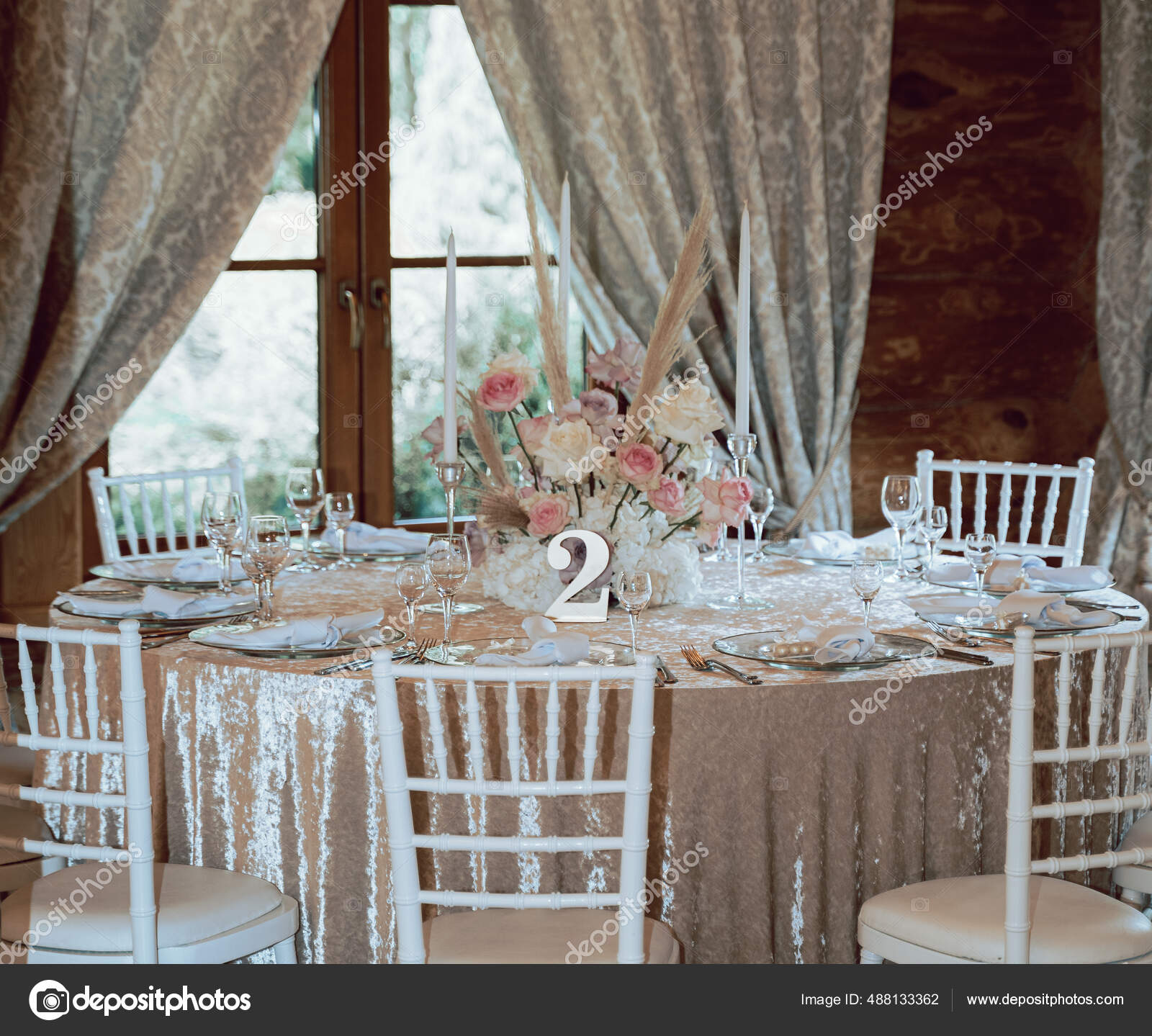 Table White Chairs Bouquet Flowers Extravagant Birthday Party — Stock ...