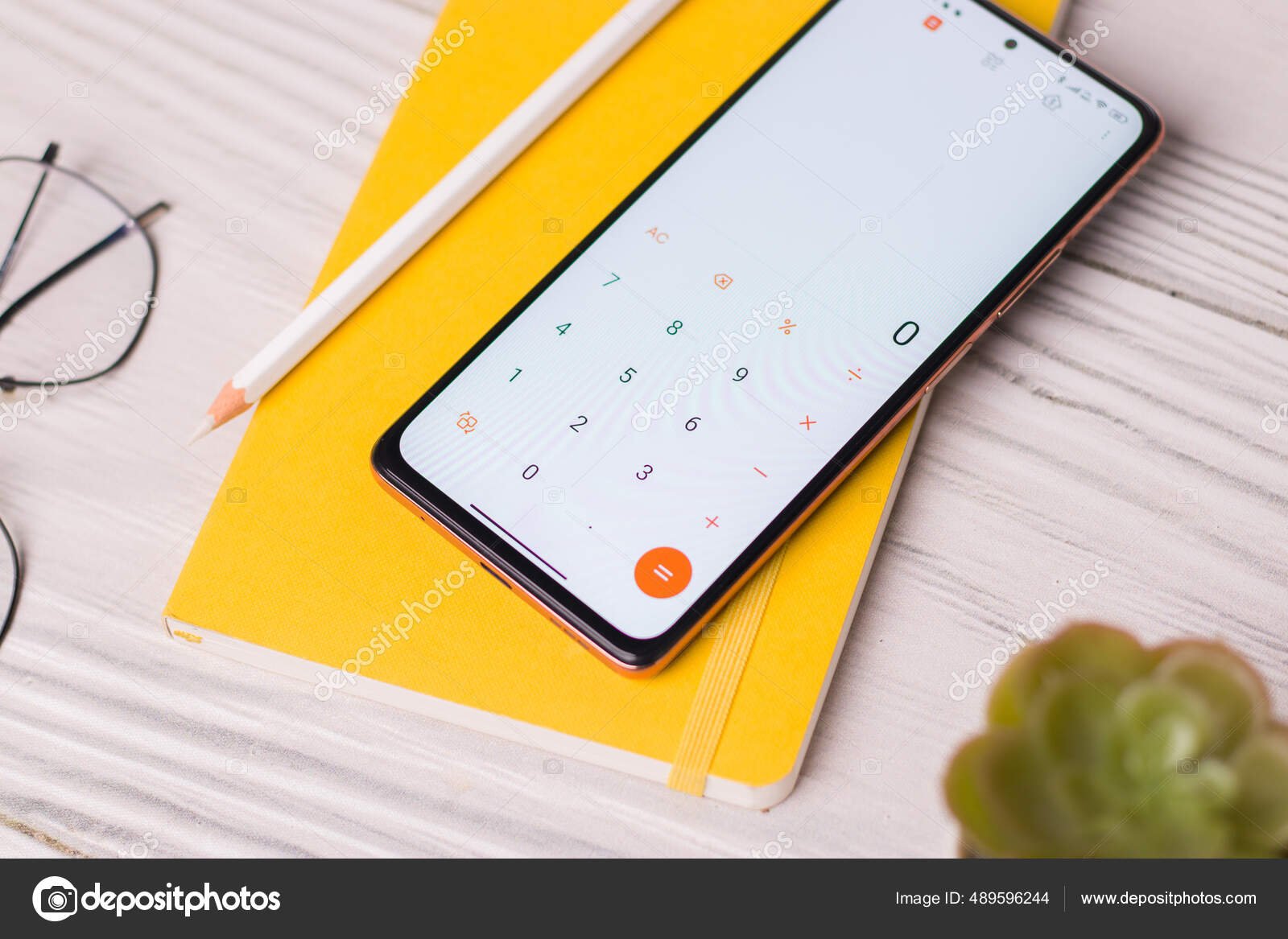 Smartphone Displaying Calculator App Notes Table — Stock Editorial ...
