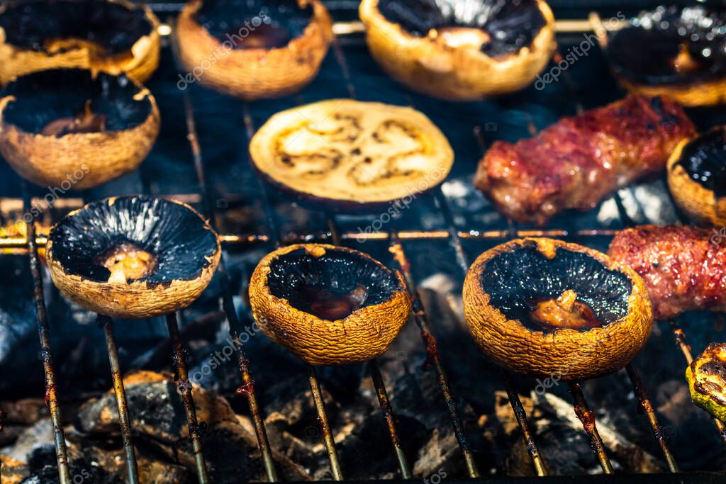 Un tiro de alto ngulo de setas a la parrilla y rollos de carne llamados ...