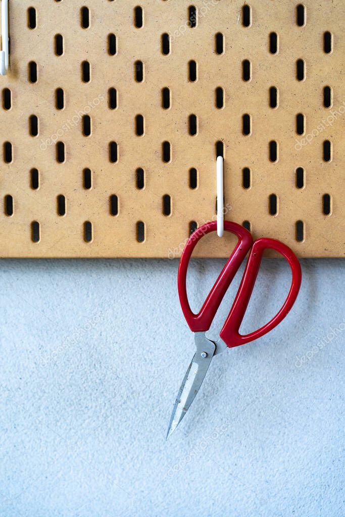 Un primer plano de peque as tijeras rojas en la percha 2024