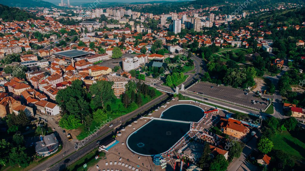 Una toma aérea del paisaje urbano de Tuzla, Bosnia, con edificios ...