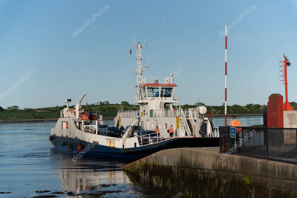 STRANGFORD, IRLANDA - 12 de junio de 2021: Un ferry en Strangford ...