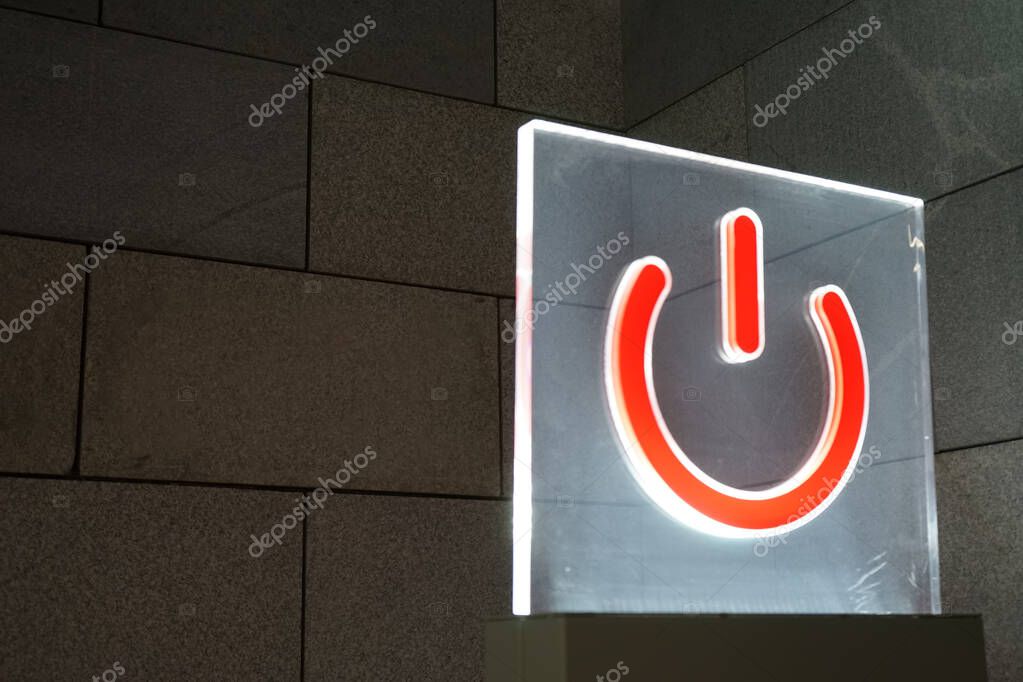 Un símbolo de poder rojo sobre una superficie transparente sobre un ...
