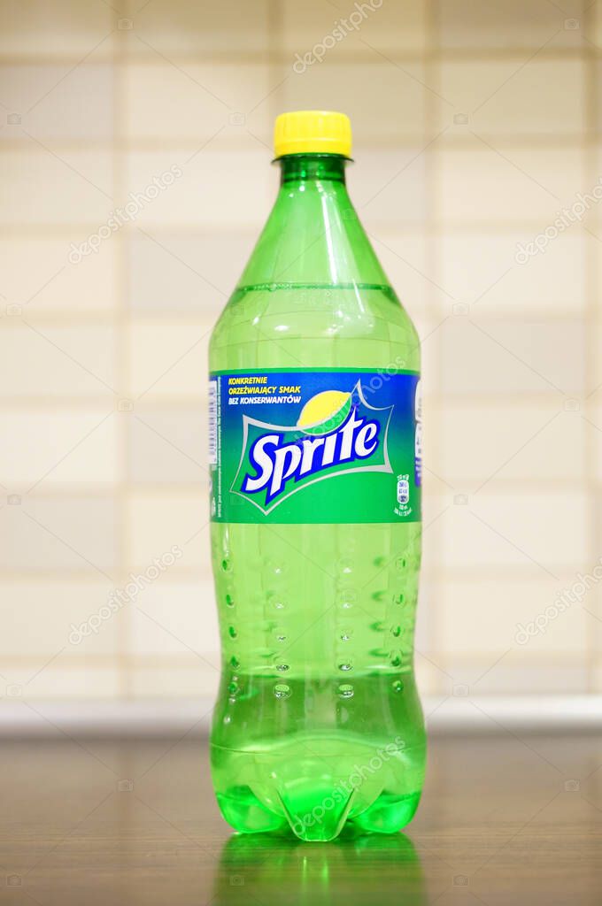POZNAN, POLONIA - 06-sep-2016: Una botella de refresco Sprite en una ...
