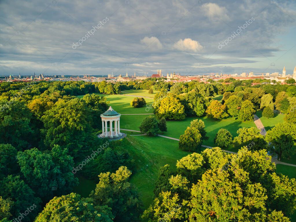 Monopteros en English Garden. Replica templo griego con vistas al ...