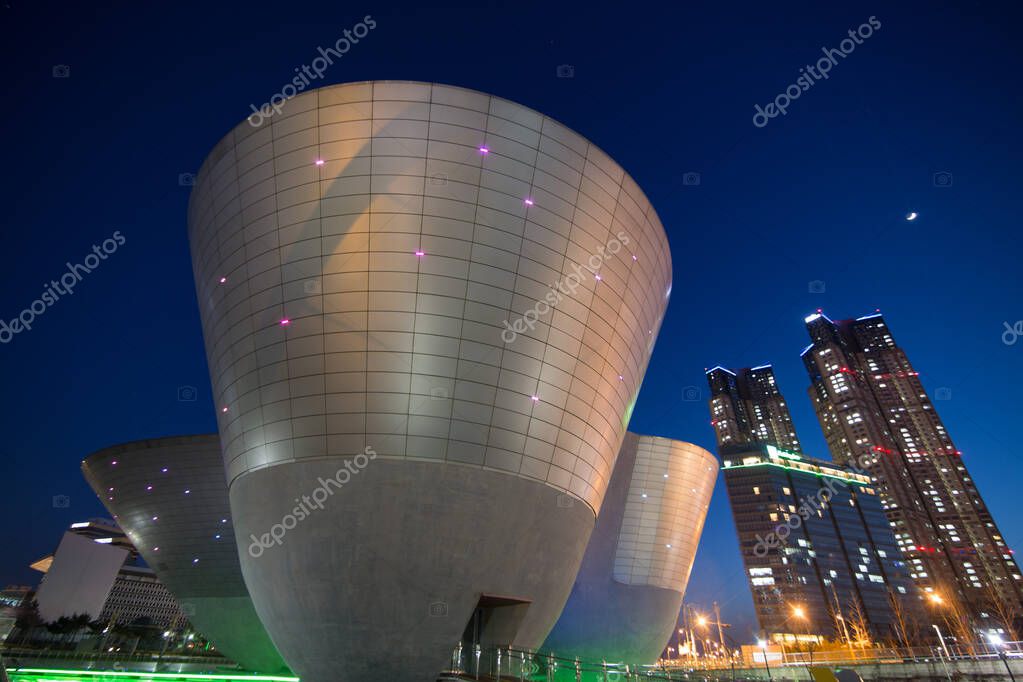 SONGDO, COREA, SUR - Mar 01, 2017: Una toma de ángulo bajo del edificio Tri-bowl en la ciudad de ...