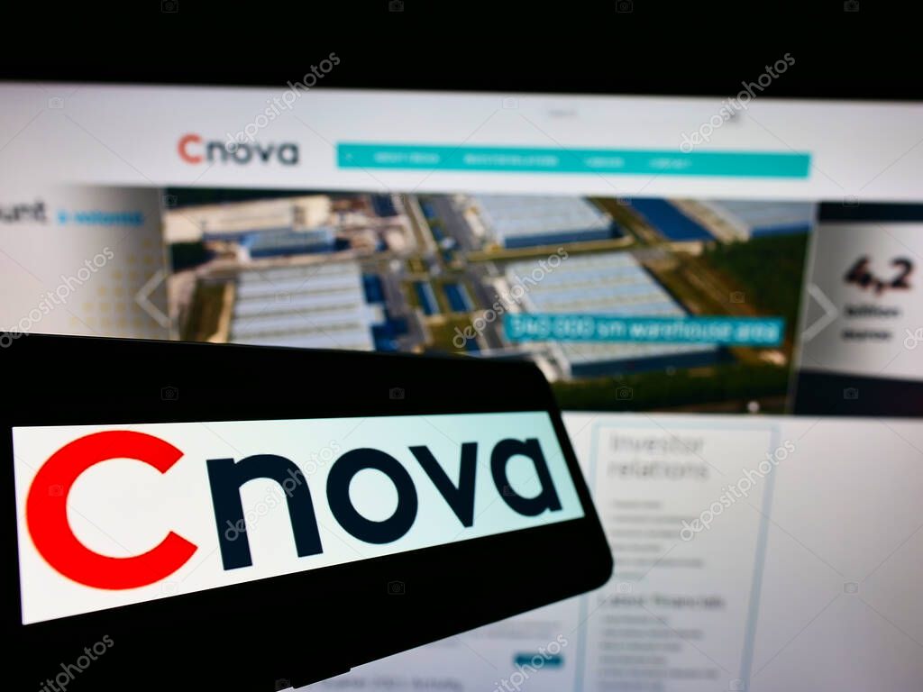 STUTTGA, ALEMANIA - 20 de junio de 2021: Teléfono móvil con el logotipo de la empresa de ...