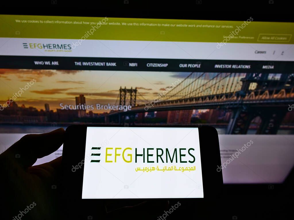 STUTTGART, ALEMANIA - 02 de junio de 2021: Persona que sostiene el ...