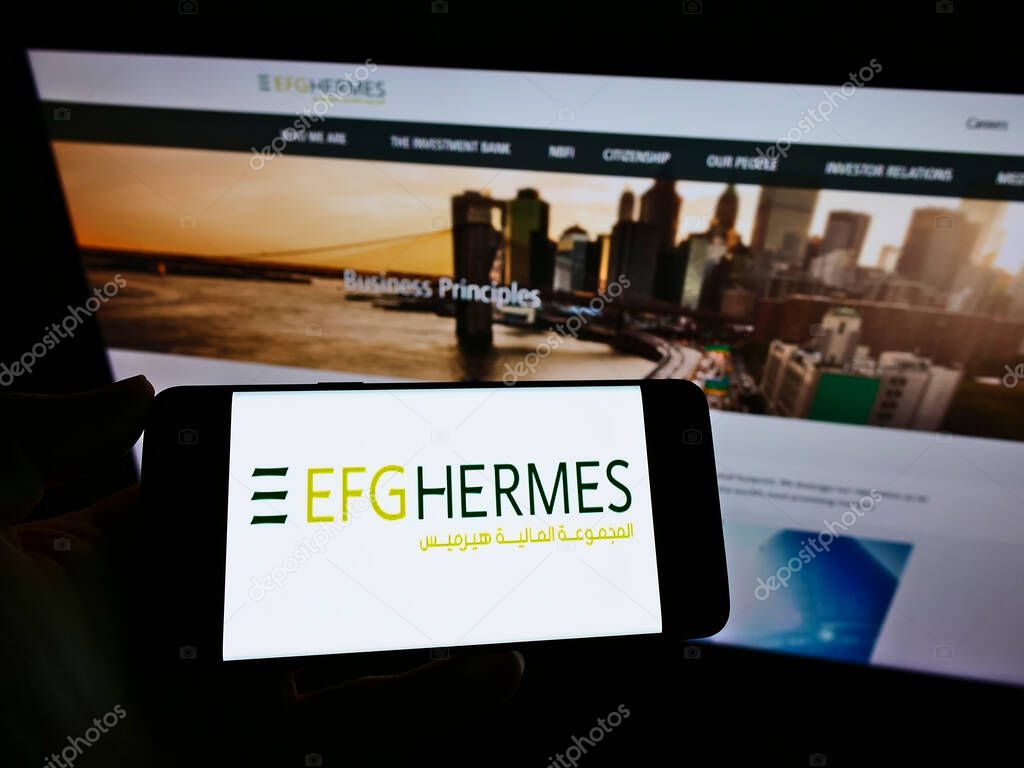 STUTTGART, ALEMANIA - 02 de junio de 2021: Persona que sostiene el teléfono celular con el ...