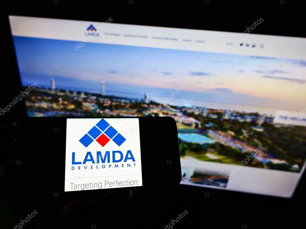 STUTTGART, ALEMANIA - 01 de junio de 2021: Persona que sostiene el teléfono celular con el ...