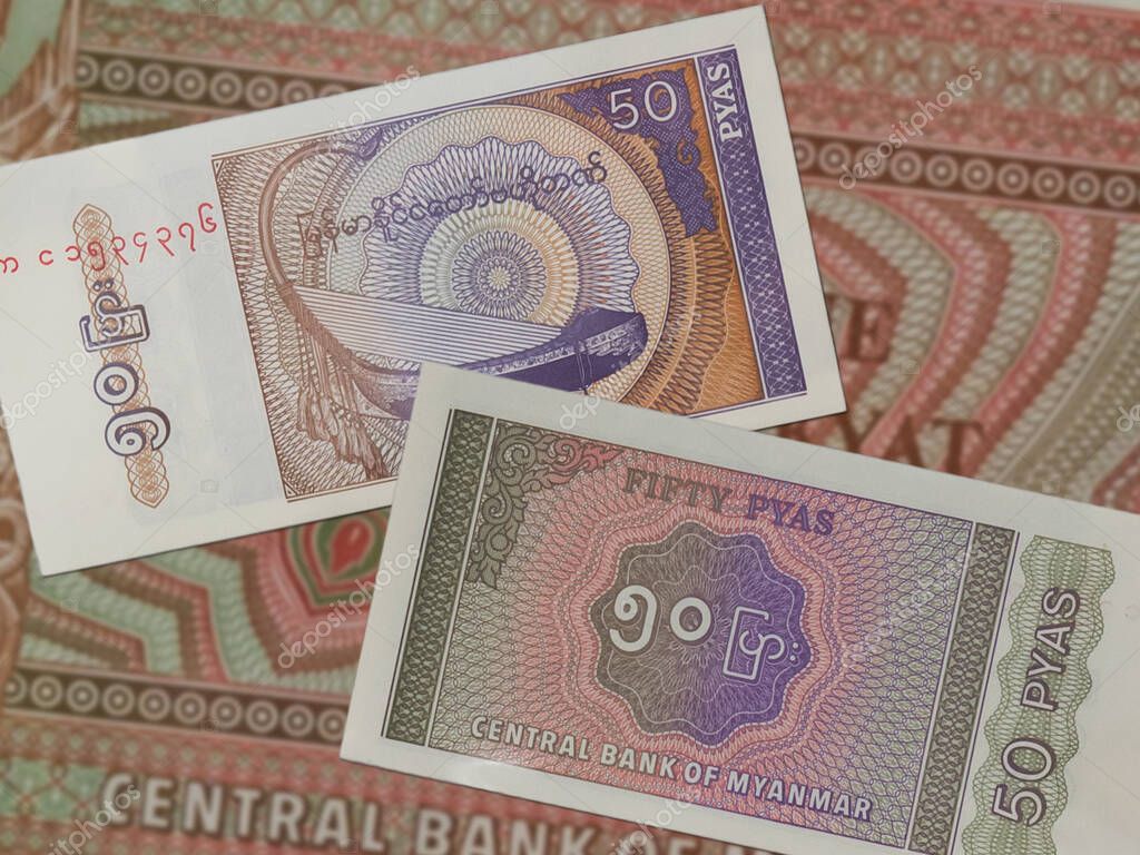 Un primer plano de dos caras de billetes de 50 pyas Myanmar en un ...