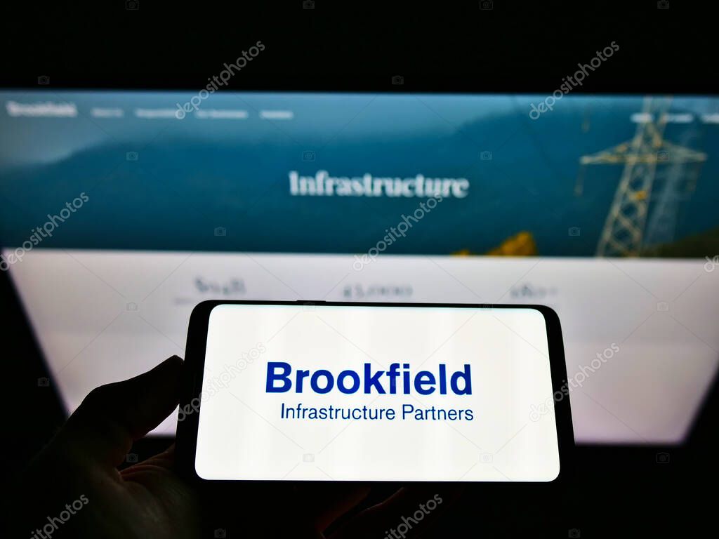 STUTTGART, ALEMANIA - 05 de marzo de 2021: Persona que sostiene el teléfono celular con el ...