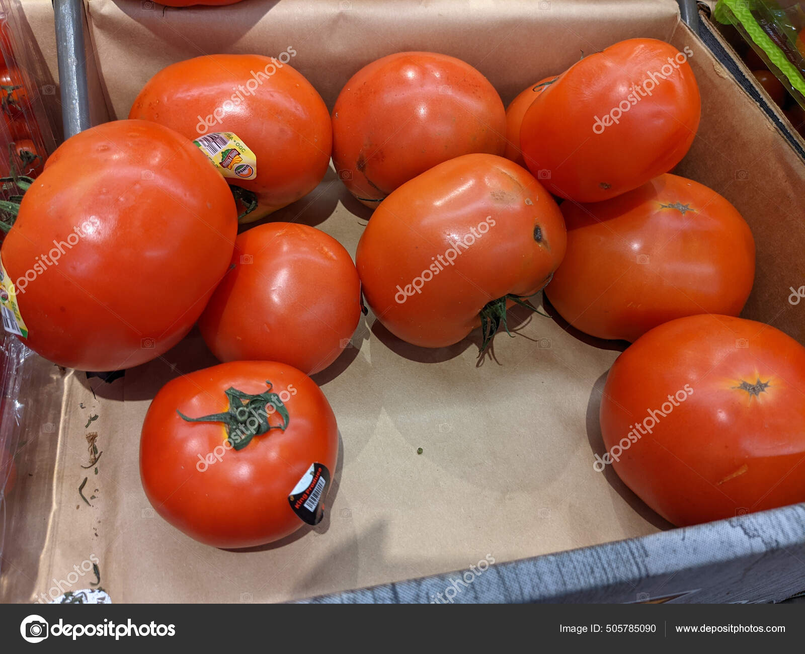 Fresh Tomatoes Grocery Store — Stock Photo © Wirestock #505785090