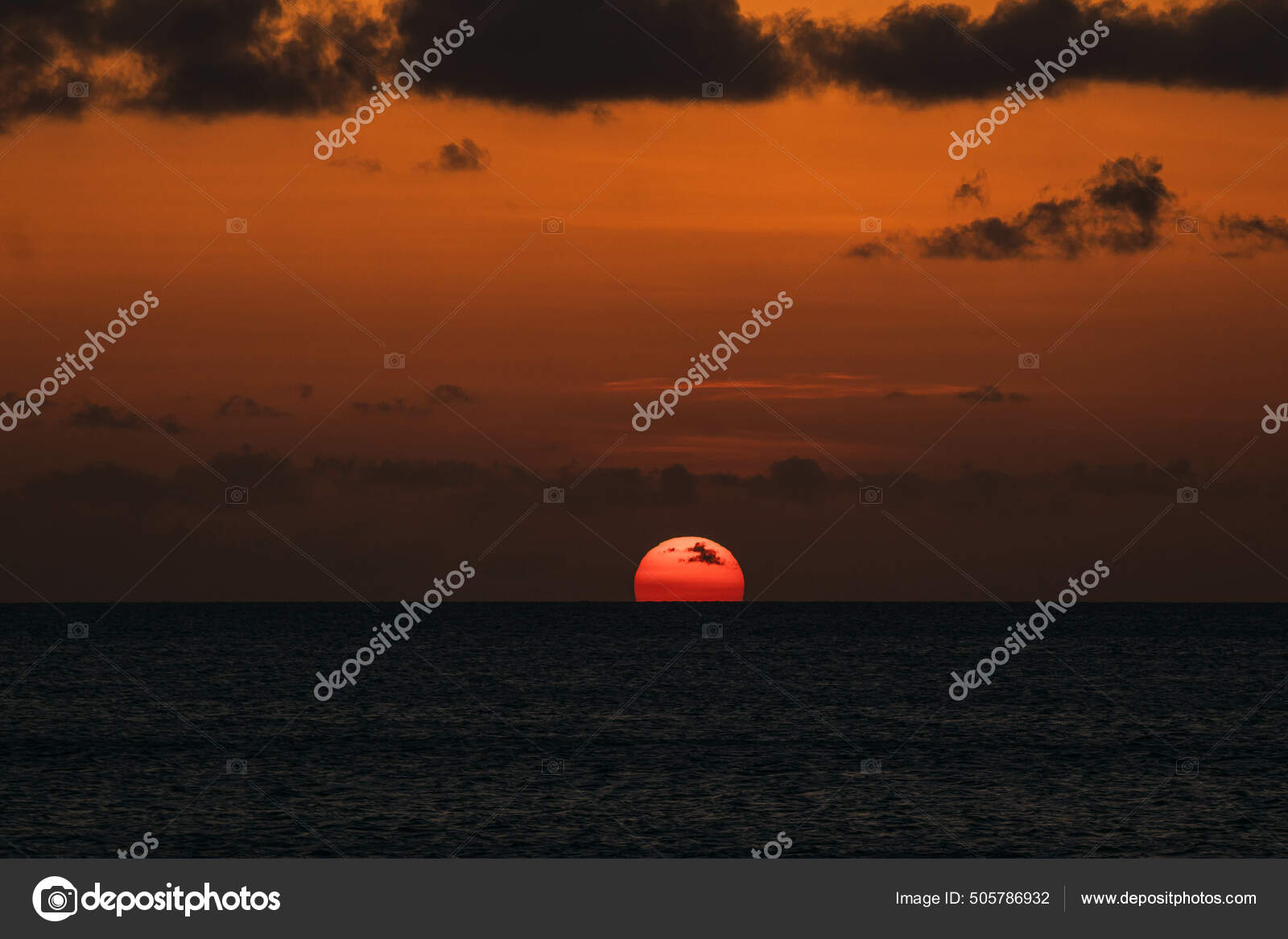 Glorious Scenery Sun Setting Horizon Ocean Orange Ombre Sky — Stock ...