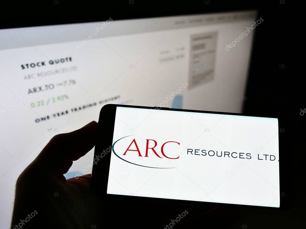 STUTTGART, ALEMANIA - 05 de marzo de 2021: Persona que sostiene el teléfono inteligente con el ...