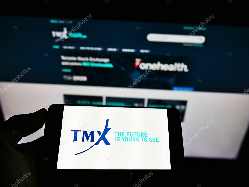 STUTTGART, ALEMANIA - 07 de marzo de 2021: Persona que sostiene el teléfono inteligente con el ...