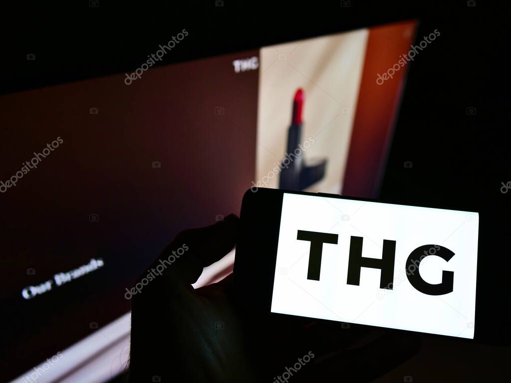 STUTTGART, ALEMANIA - 03 / 03 / 2021: Persona que sostiene el teléfono inteligente con el ...