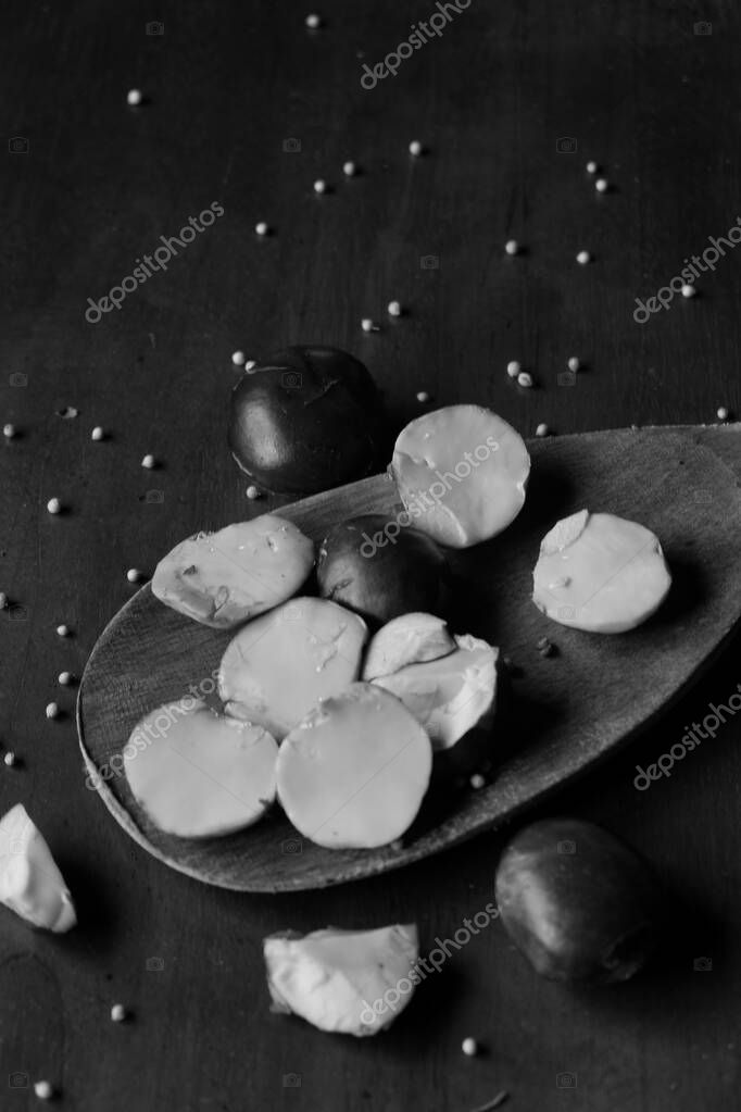 Una toma a escala de grises de comida tradicional indonesia, jengkol o ...