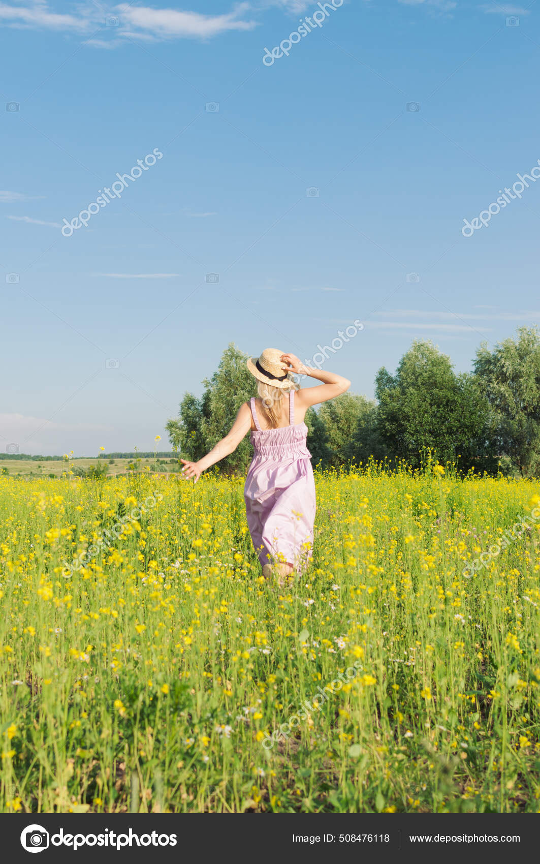 Back View Young Female Flower Field — Stock Photo © Wirestock #508476118