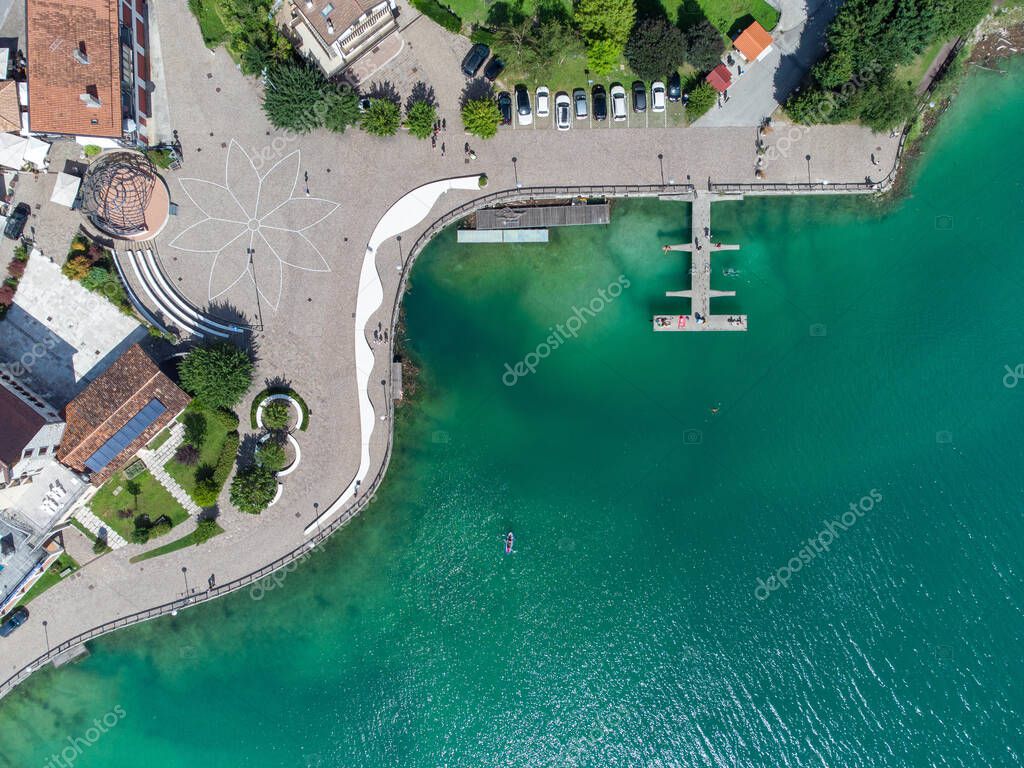 Una vista aérea de la costa del Lago di Barcis en Italia 2022