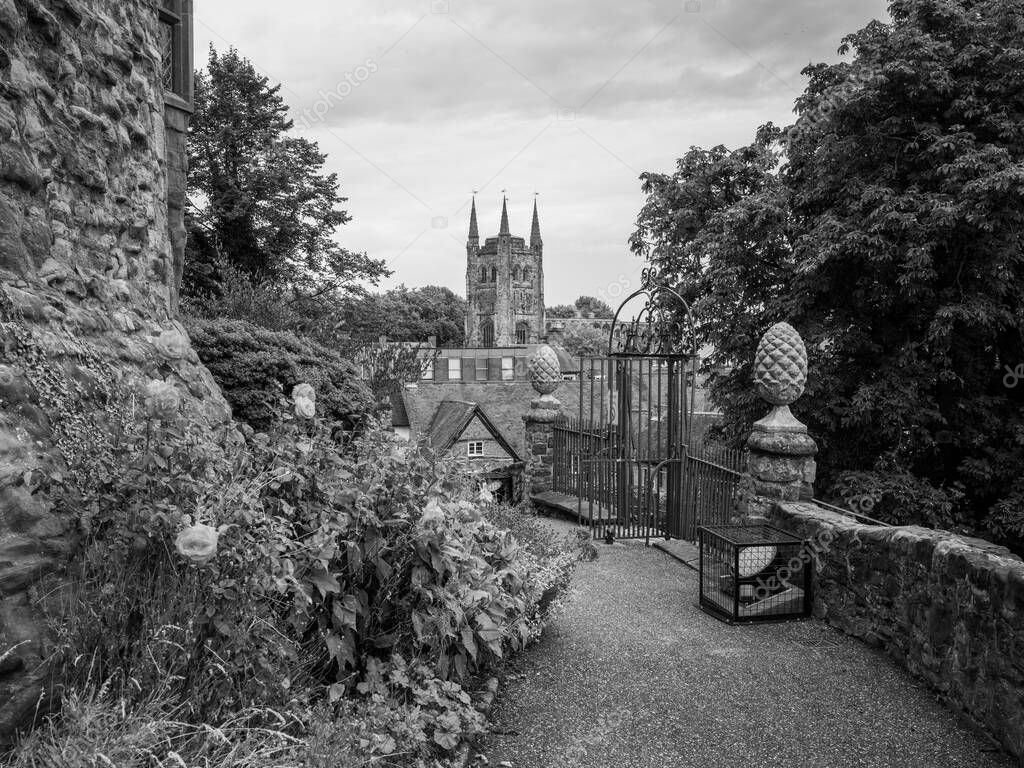 La vista de la iglesia de St Editha en Tamworth, Staffordshire desde la entrada al castillo de ...