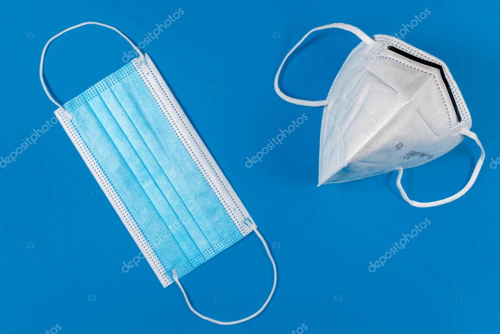 Máscara KN95 o FFP2 y mascarilla quirúrgica sobre fondo azul. Máscara ...