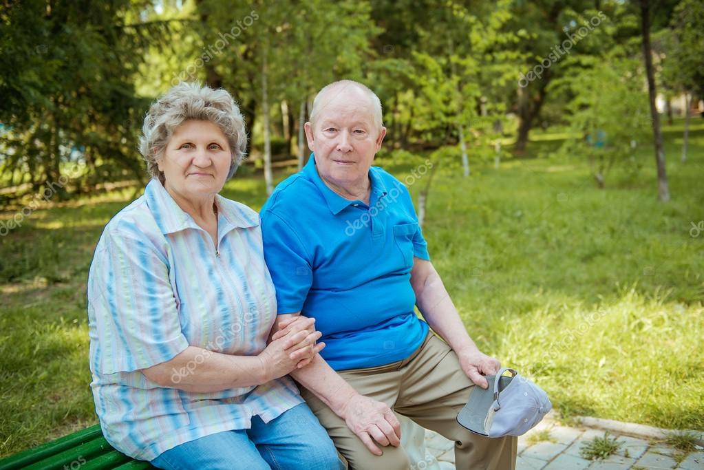 Couple âgé Assis Sur Un Banc De Parc Avec Bâton De Marche Couple De