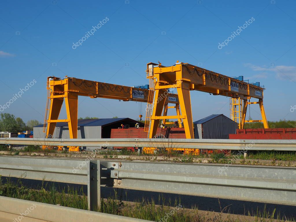 Sremska Raca, 25 de abril de 2021. Construcción de un puente sobre el río Sava, operación de ...