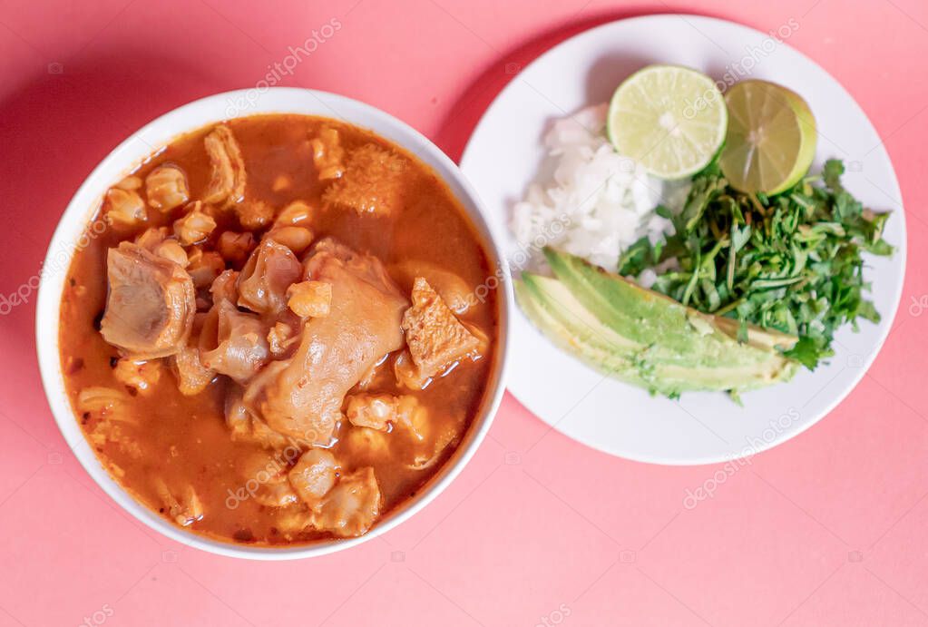 Deliciosa Menudo tradicional mexicano en un plato blanco acompañado de ...