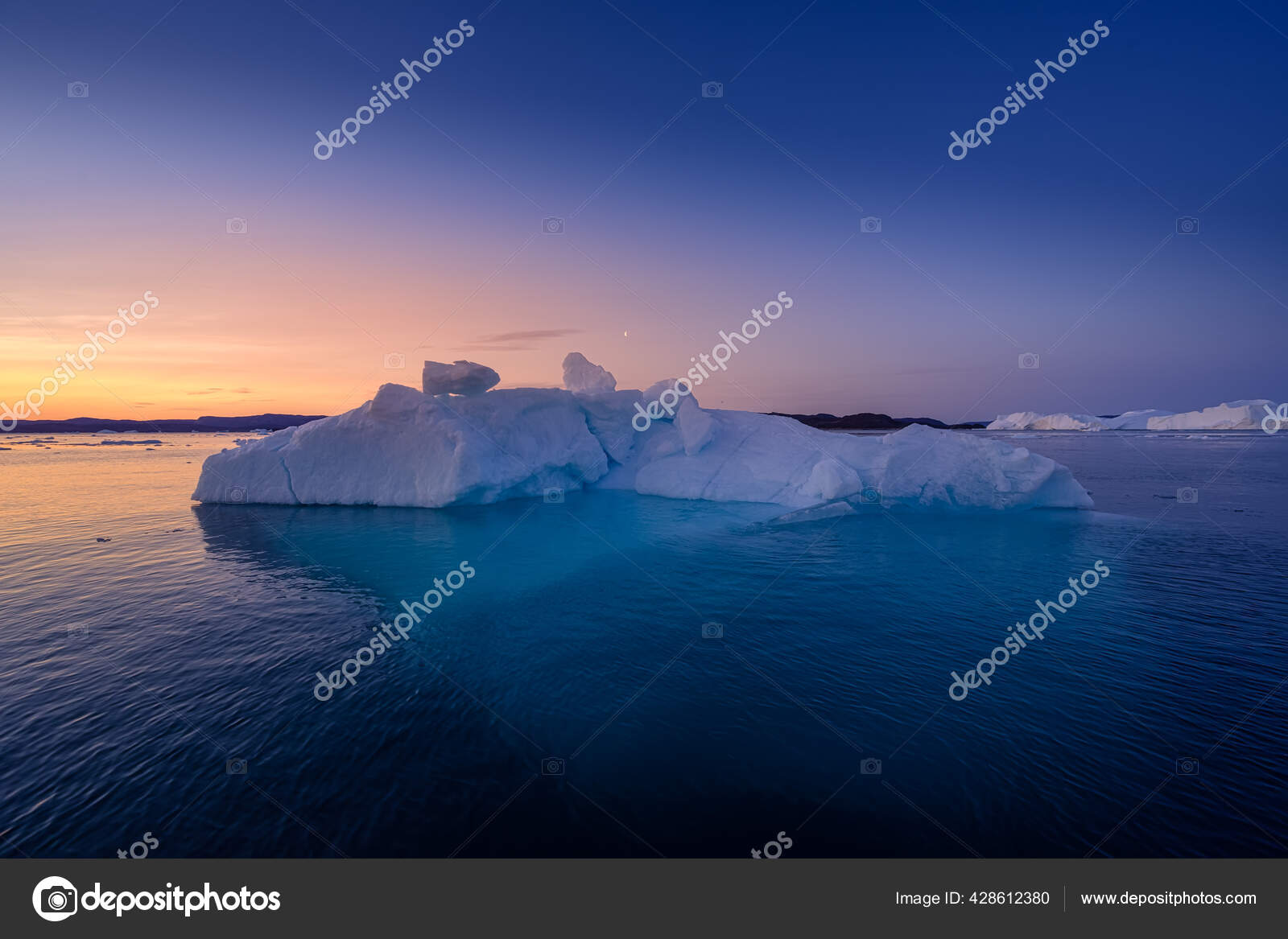 Floating glaciers in the rays of the setting sun at polar night — Stock ...