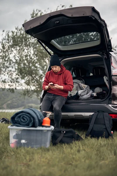 Camper Packing Unpacking Car Back Door Nature — Stock Photo, Image