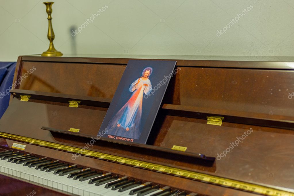 el icono de Jesús Misericordioso en el piano en lugar de las partituras ...