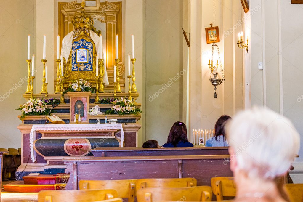 La oraci n en el interior de un santuario dedicado a la Virgen de la Consolaci n se abri solo el ...