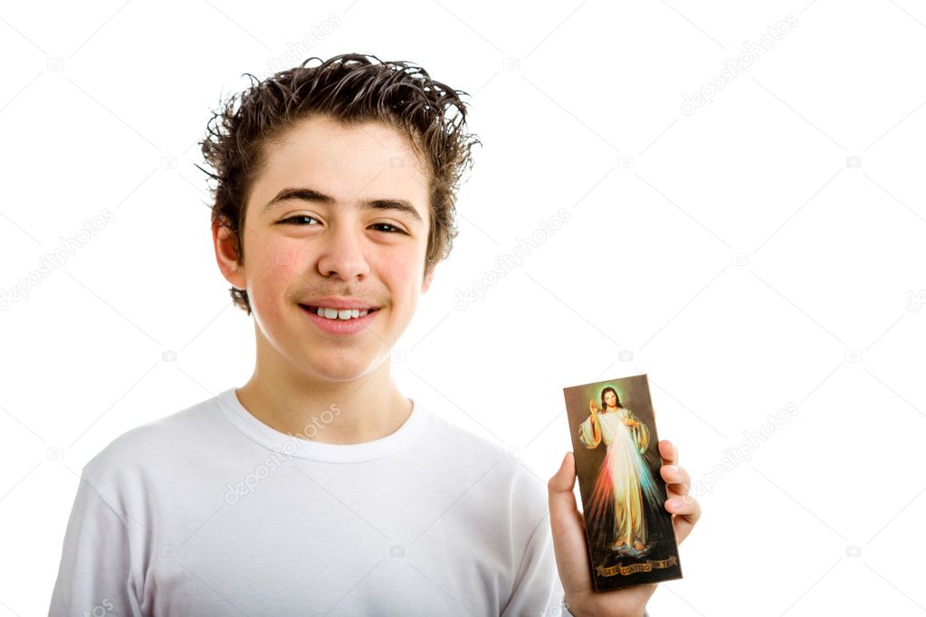 Niño hispano sosteniendo el icono de Jesús Misericordioso 2024