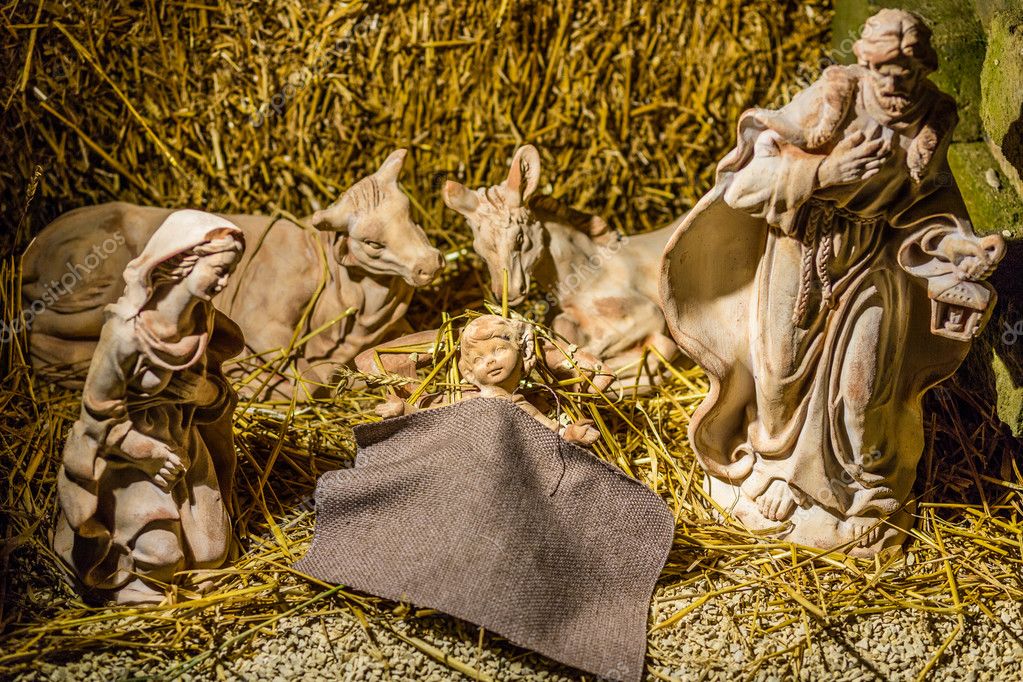 Estatuas en un belén de Navidad — Foto de stock #95155566 © VividaPhoto