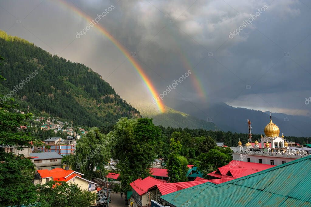 Manali, India - Junio 2021: Vistas de Manali con un arco iris en el ...