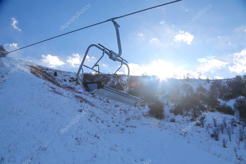 Teleférico en invierno en las montañas nevadas de Tabagan, cerca de ...