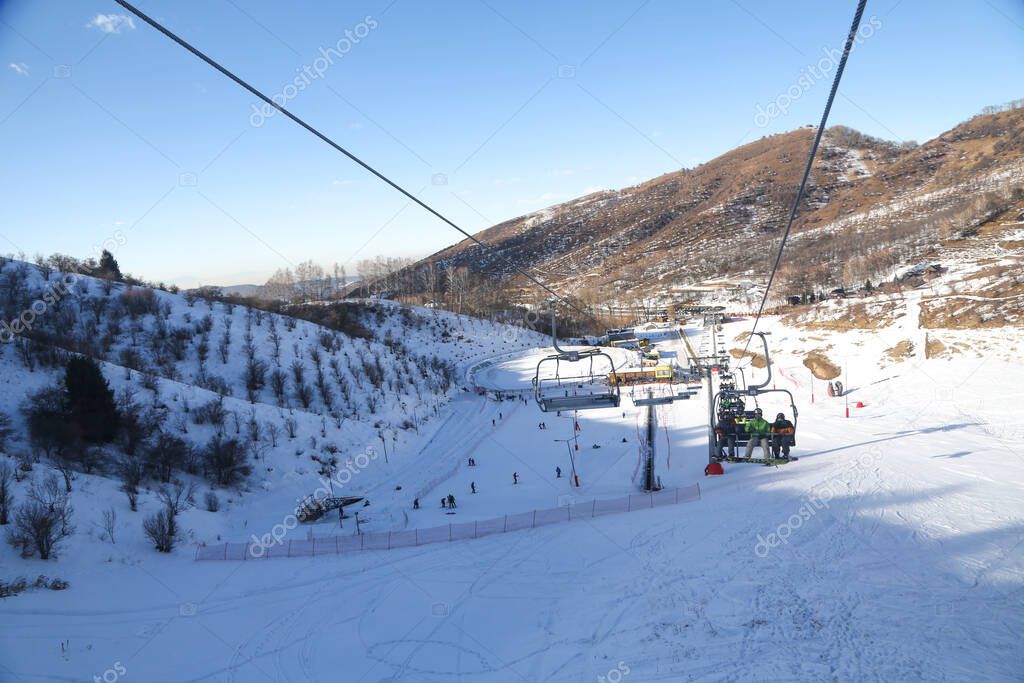 Teleférico en invierno en las montañas nevadas de Tabagan, cerca de ...