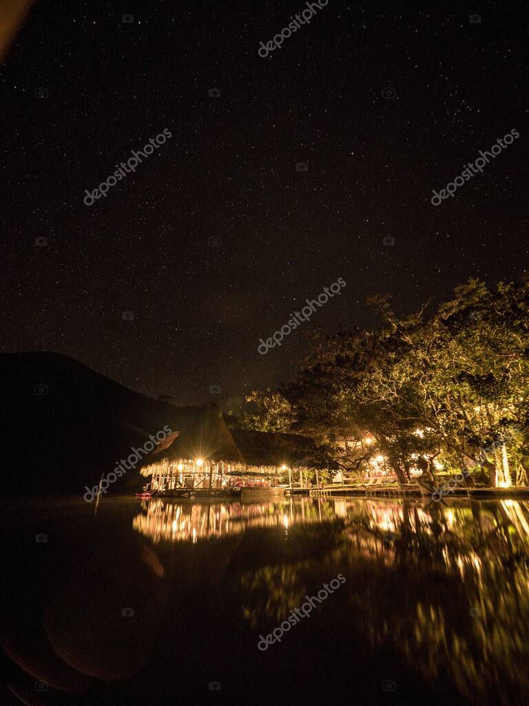 Noche larga exposición panorámica de iluminado Amazonas selva selva ...