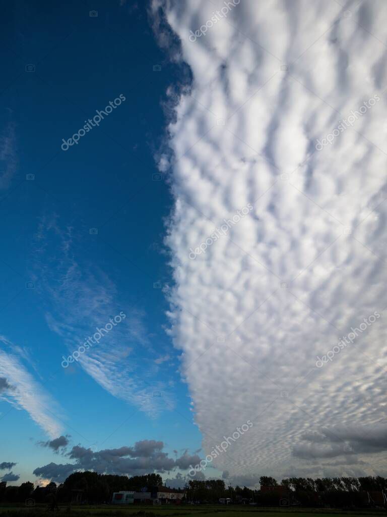 Cielo azul soleado en un lado y nubes blancas en el otro lado fen meno meteorol gico cielo ...
